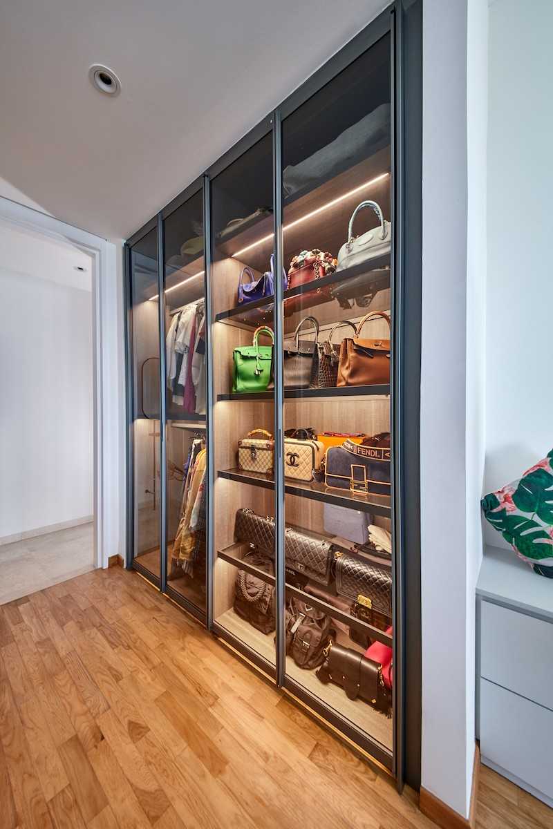 Modern Walk-in Wardrobe at The Trilight by Free Space Intent - Hometrust
