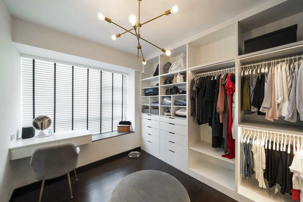 Modern Walk-in Wardrobe at 423 Clementi Avenue 1 by Livspace - Hometrust