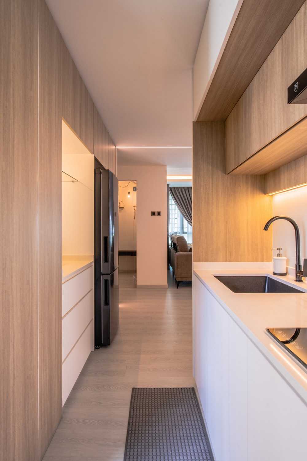 Eclectic Kitchen at 5rm HDB Apartment at Edgefield Plains by Fyner ...