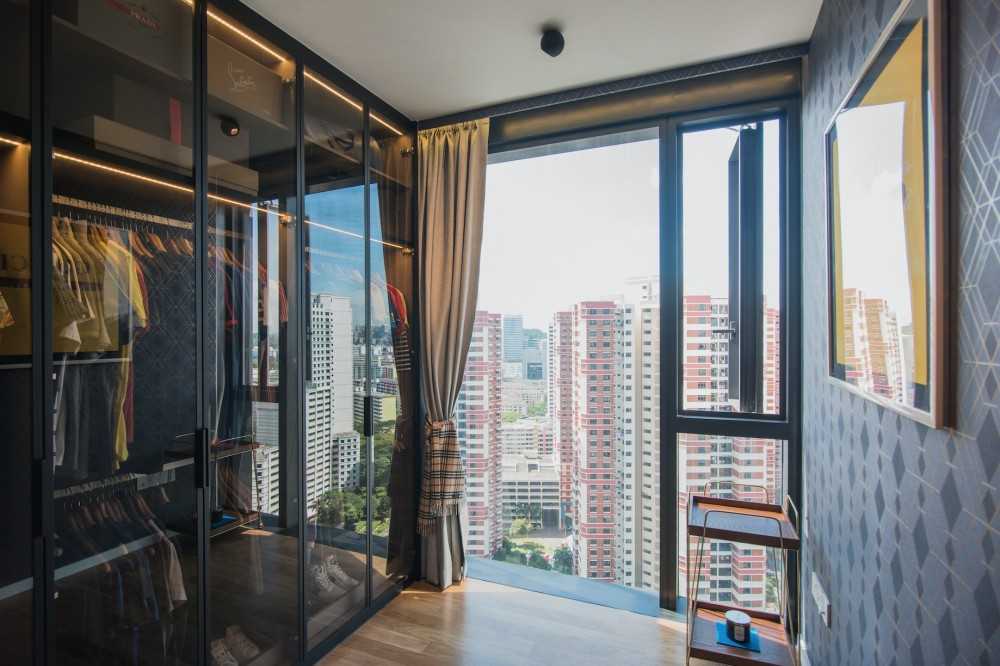 Eclectic Walk-in Wardrobe at Artra Condo by De Style Interior Pte Ltd ...