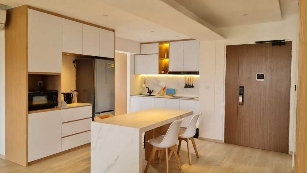 Modern Kitchen at Tampines by Sen Interior Design Pte Ltd - Hometrust