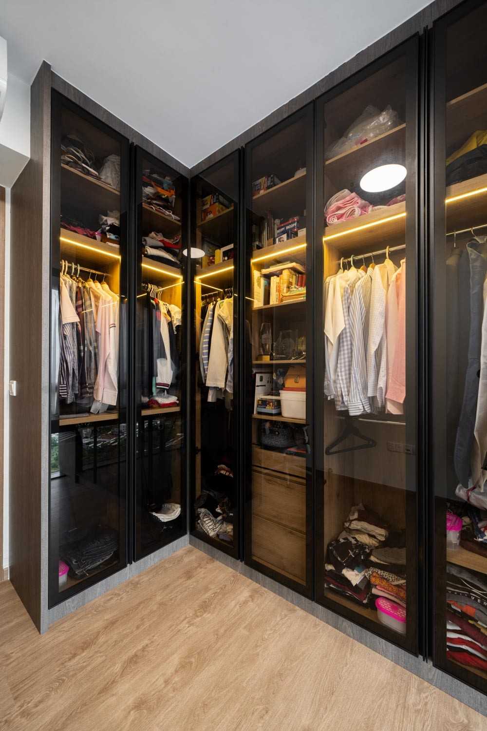 Modern Walk-in Wardrobe at Buona Vista | Whistler Grand by Design 4 ...