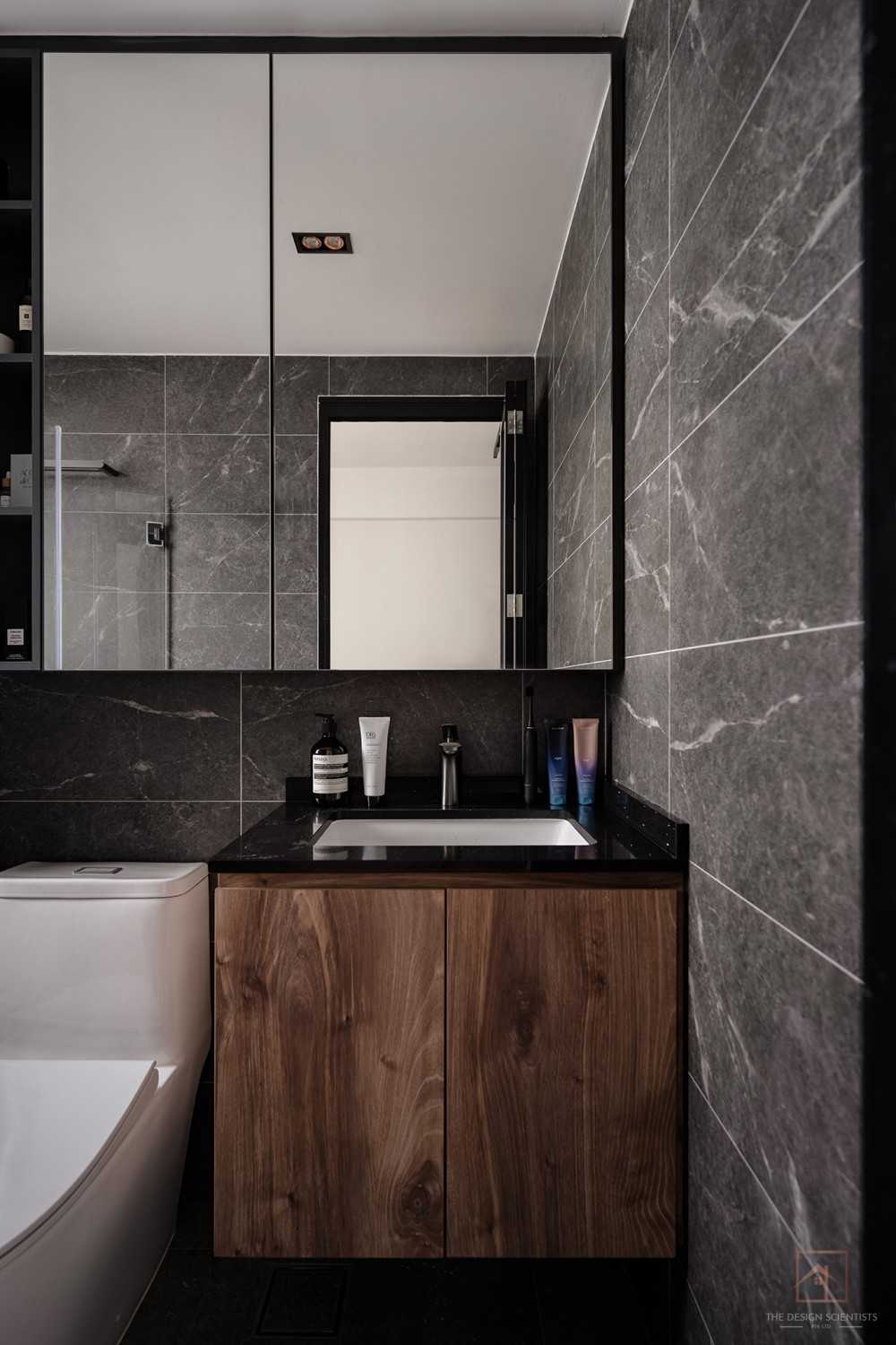 Contemporary Bathroom at 543 Dunman Road (Questa Condo) by The Design ...