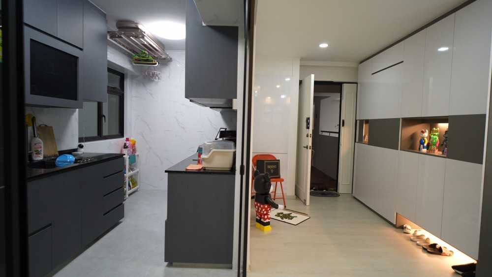 Modern Entryway at 403 Fernvale Lane by Yellow Stein Pte Ltd - Hometrust