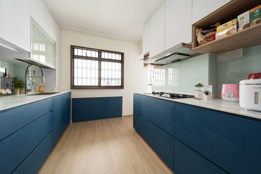 Modern Kitchen at 5-room resale at Toa Payoh by Weldas Wolfgang - Hometrust