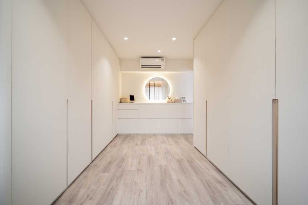 Contemporary Walk-in Wardrobe at 506 Choa Chu Kang by Spruce Interiors ...