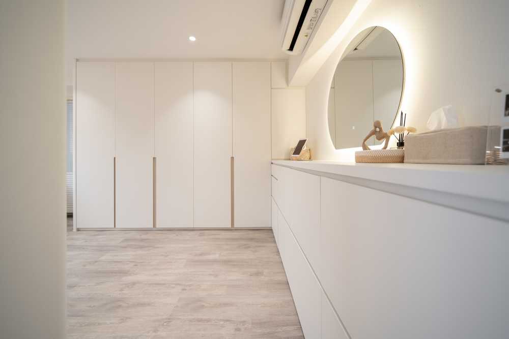 Contemporary Walk-in Wardrobe at 506 Choa Chu Kang by Spruce Interiors ...