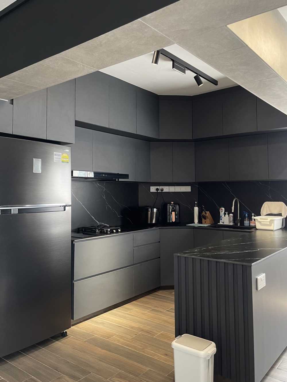 Modern Kitchen at 290 Bishan by Okaeri Studio - Hometrust