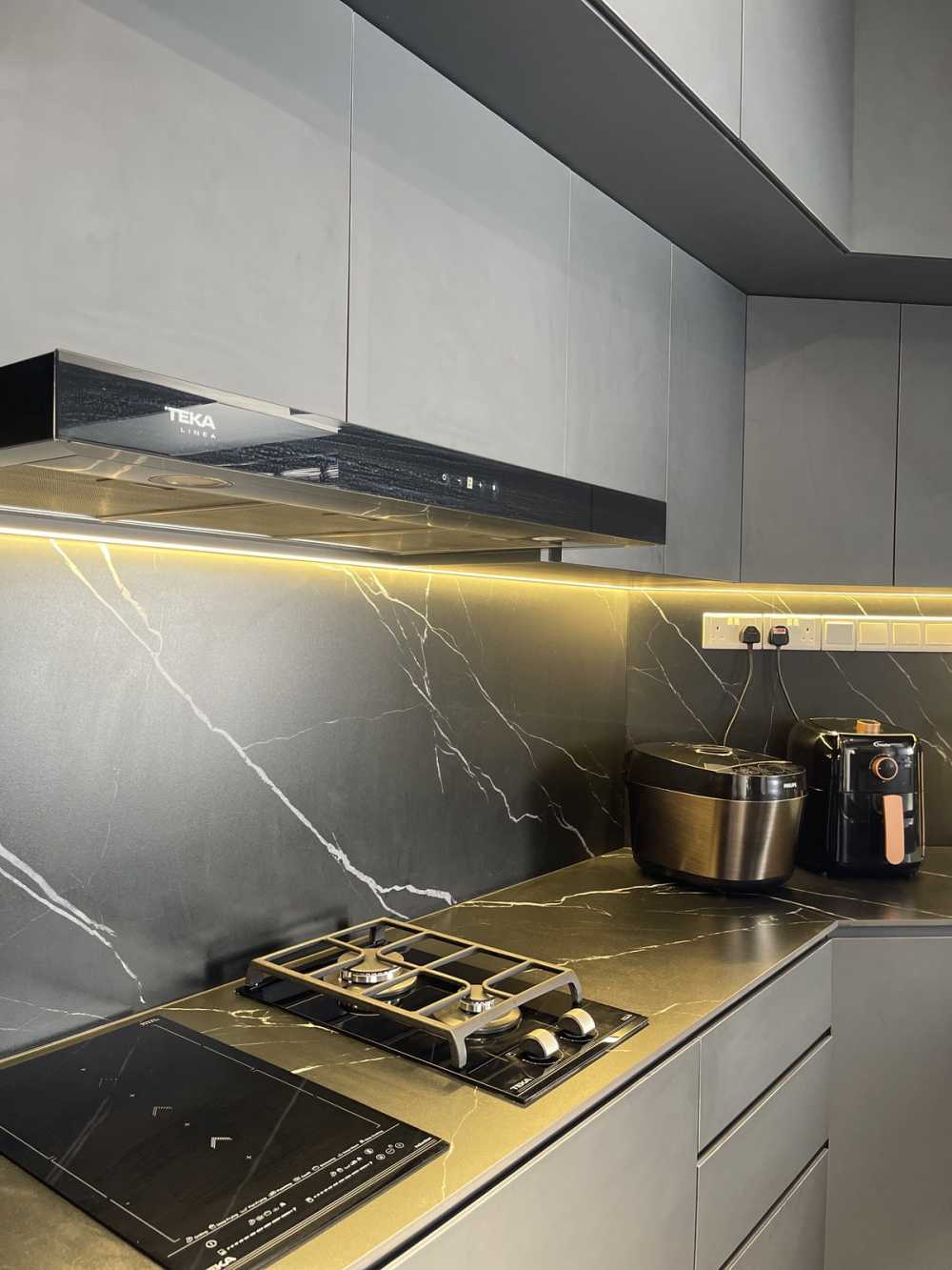 Modern Kitchen at 290 Bishan by Okaeri Studio - Hometrust