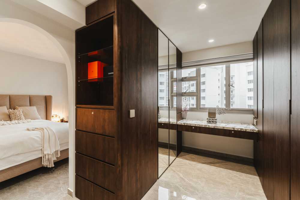 Modern Walk-in Wardrobe at Dakota Breeze by Design 4 Space Pte Ltd ...