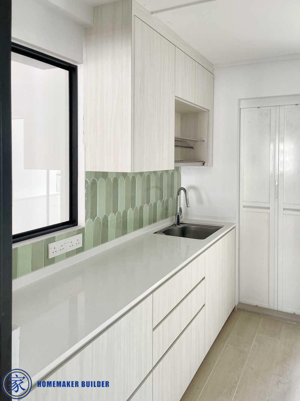 Minimalist Kitchen at Serangoon Ave 2 by Homemaker Builder - Hometrust