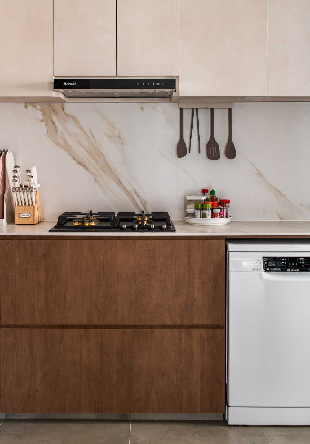 Modern Kitchen at 635b tampines by Mr Designer Studio - Hometrust