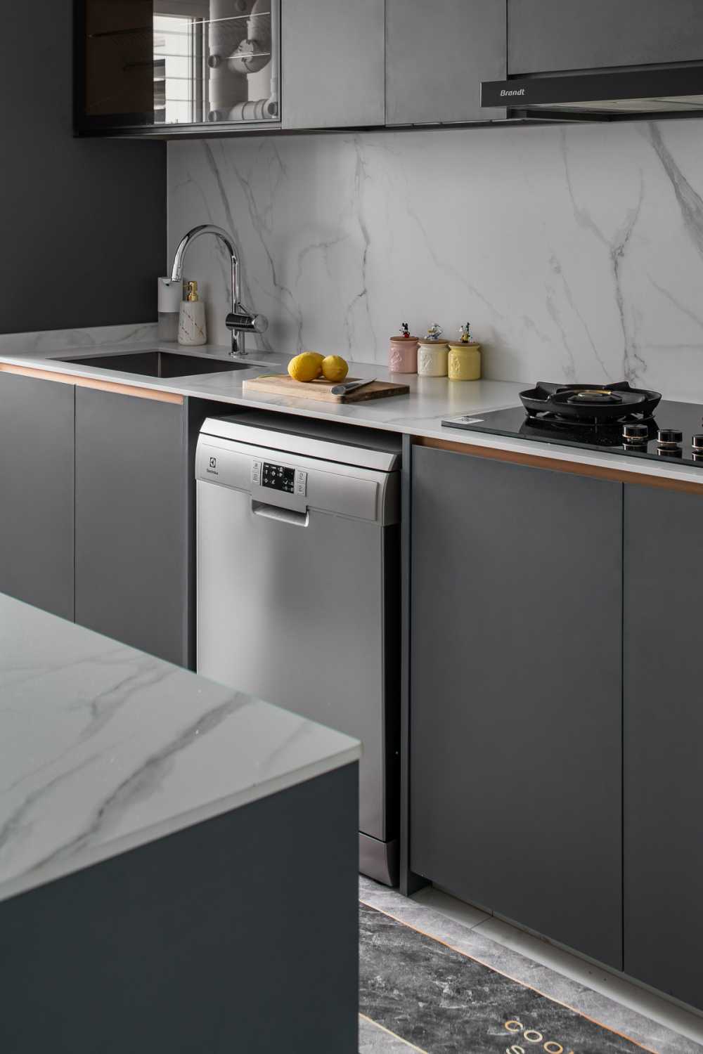 Modern Kitchen at 207d punggol place by Mr Designer Studio - Hometrust