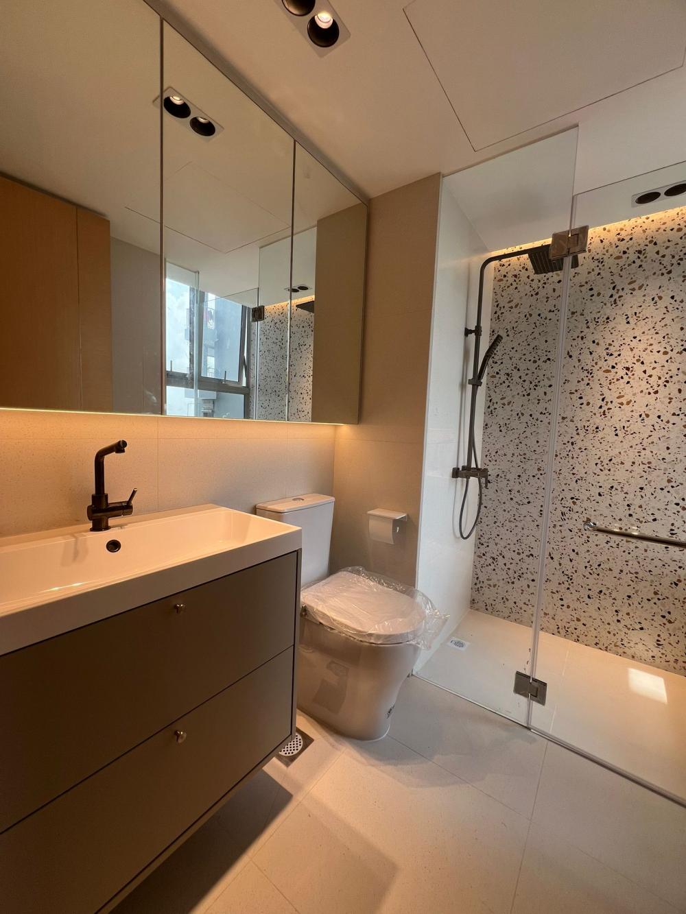 Modern Bathroom at The Estuary by Le Interi Design - Hometrust