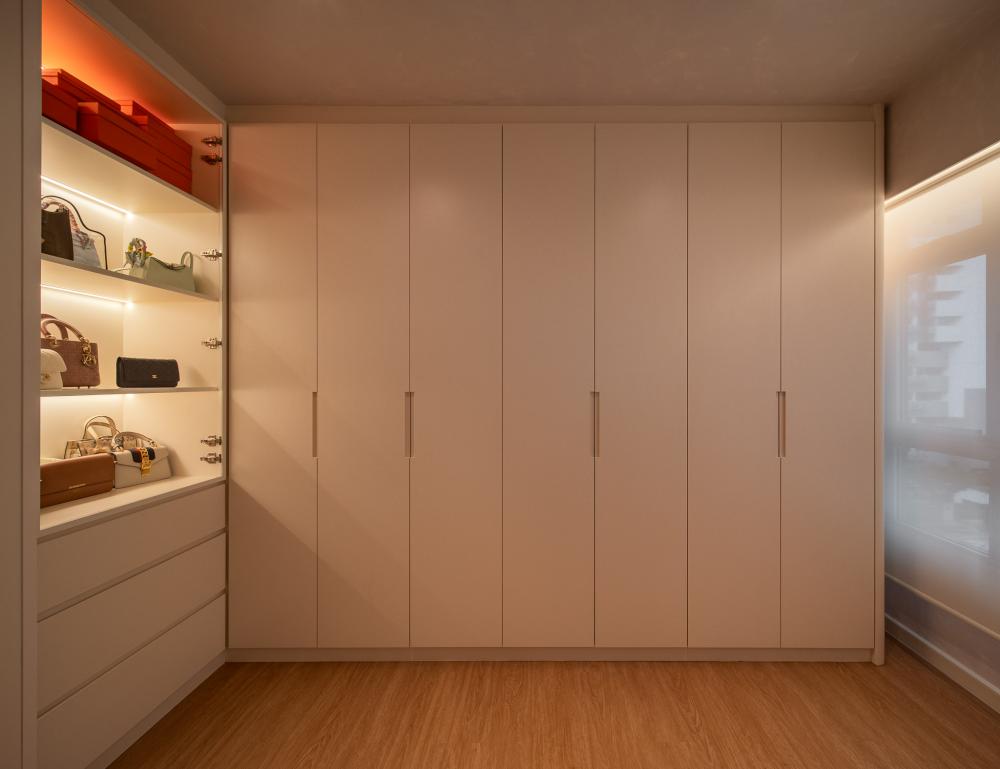 Minimalist Walk-in Wardrobe at 4-Room BTO @ Geylang by EZY Space ...