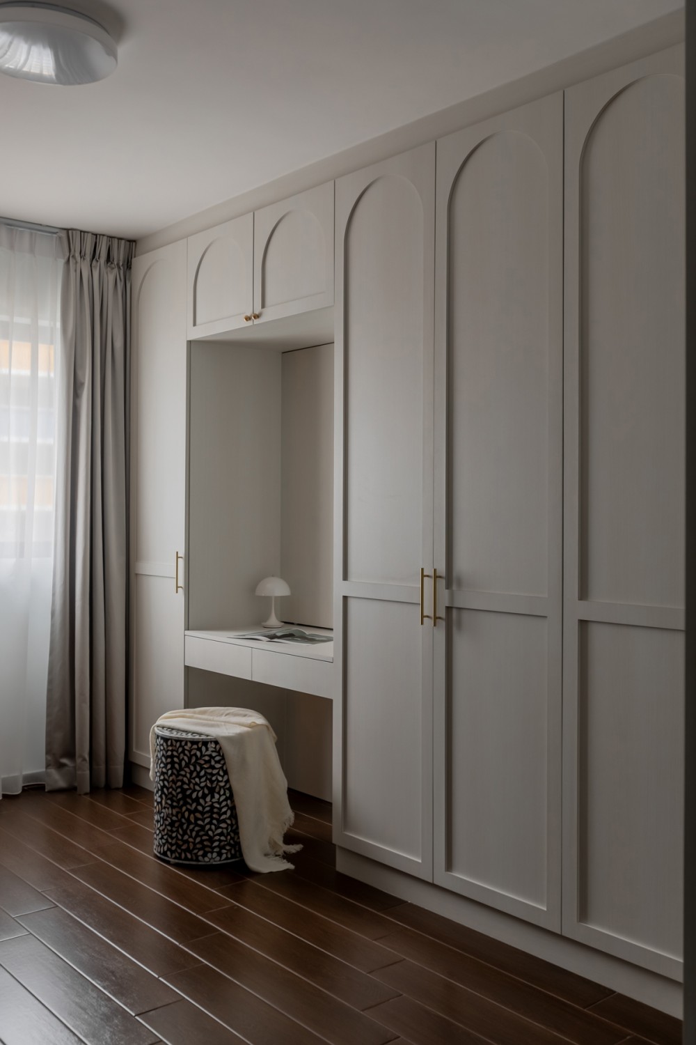 Modern Walk-in Wardrobe at Yishun Street 21 by U-Home Interior Design ...