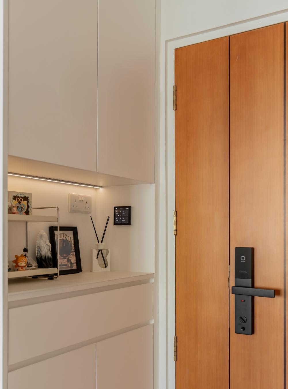 Minimalist Foyer at 602C Punggol Central by Niche Koncept Design ...