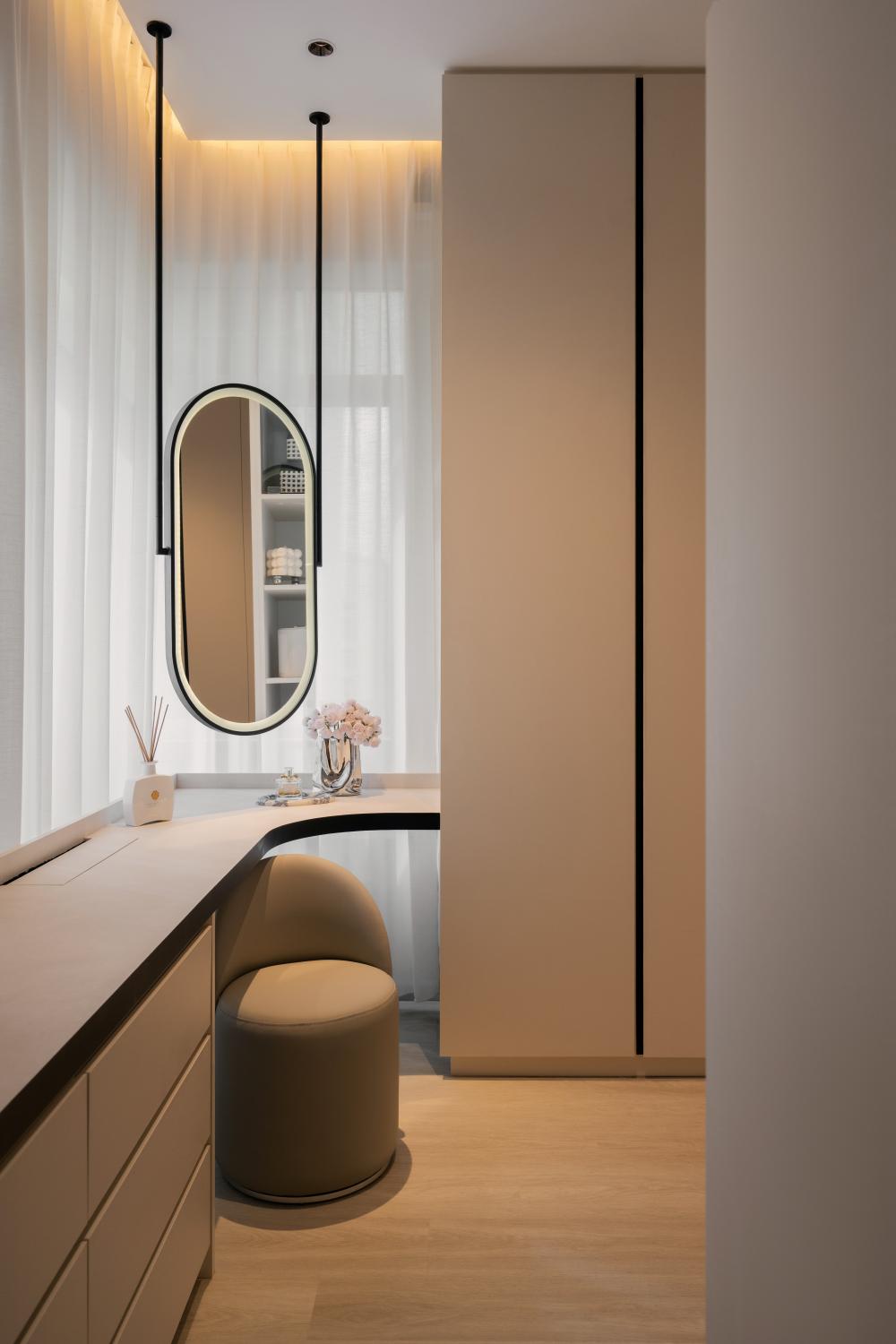 Modern Walk-in Wardrobe at Atria @ Meyer by Mr Shopper Studio - Hometrust